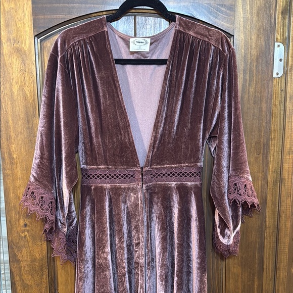 Mia Joy | Other | Elegant Velvet Duster With Lace Trim | Poshmark